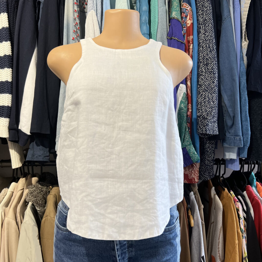 Musculosa blanca con botones en espalda – ARCaiDa